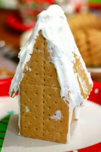How to Make a Graham Cracker Gingerbread House - Restless Chipotle