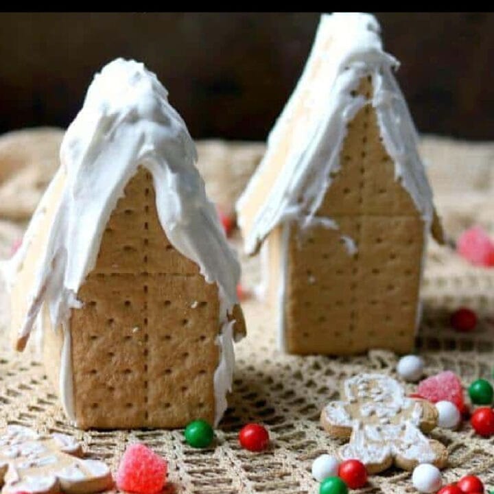 How to Make a Graham Cracker Gingerbread House - Restless Chipotle