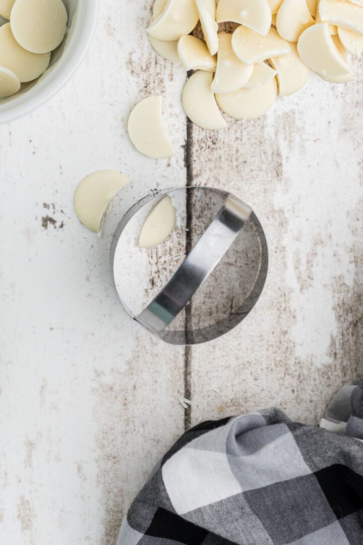 Make Bumble Bee Cake Pops with Step by Step Images - Restless Chipotle