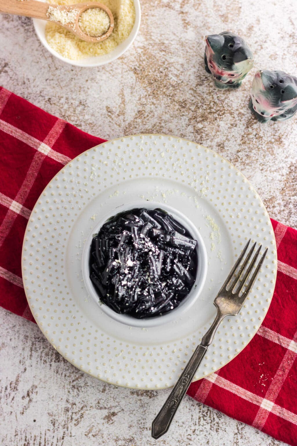 Halloween Macaroni & Cheese Recipe (Scary Black Mac) - Restless Chipotle