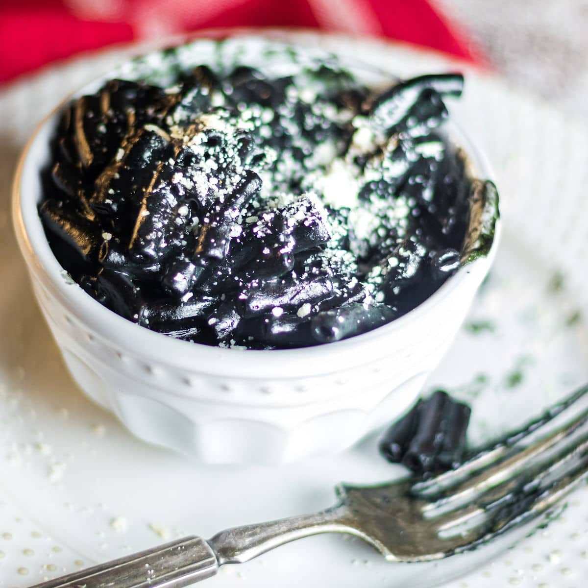 Halloween Macaroni & Cheese Recipe (Scary Black Mac) - Restless Chipotle